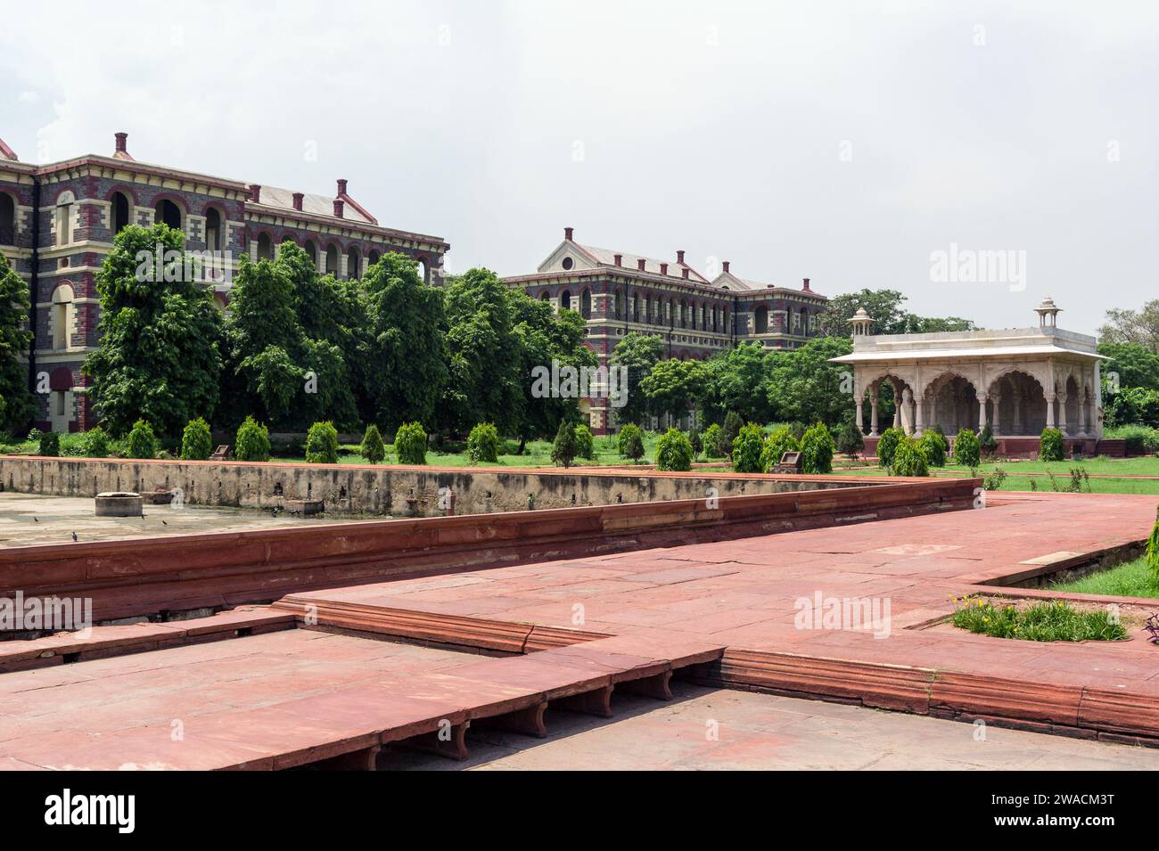 Sawan Pavilion and Hayat-Bakhsh gardens in Red Fort in Delhi, India ...
