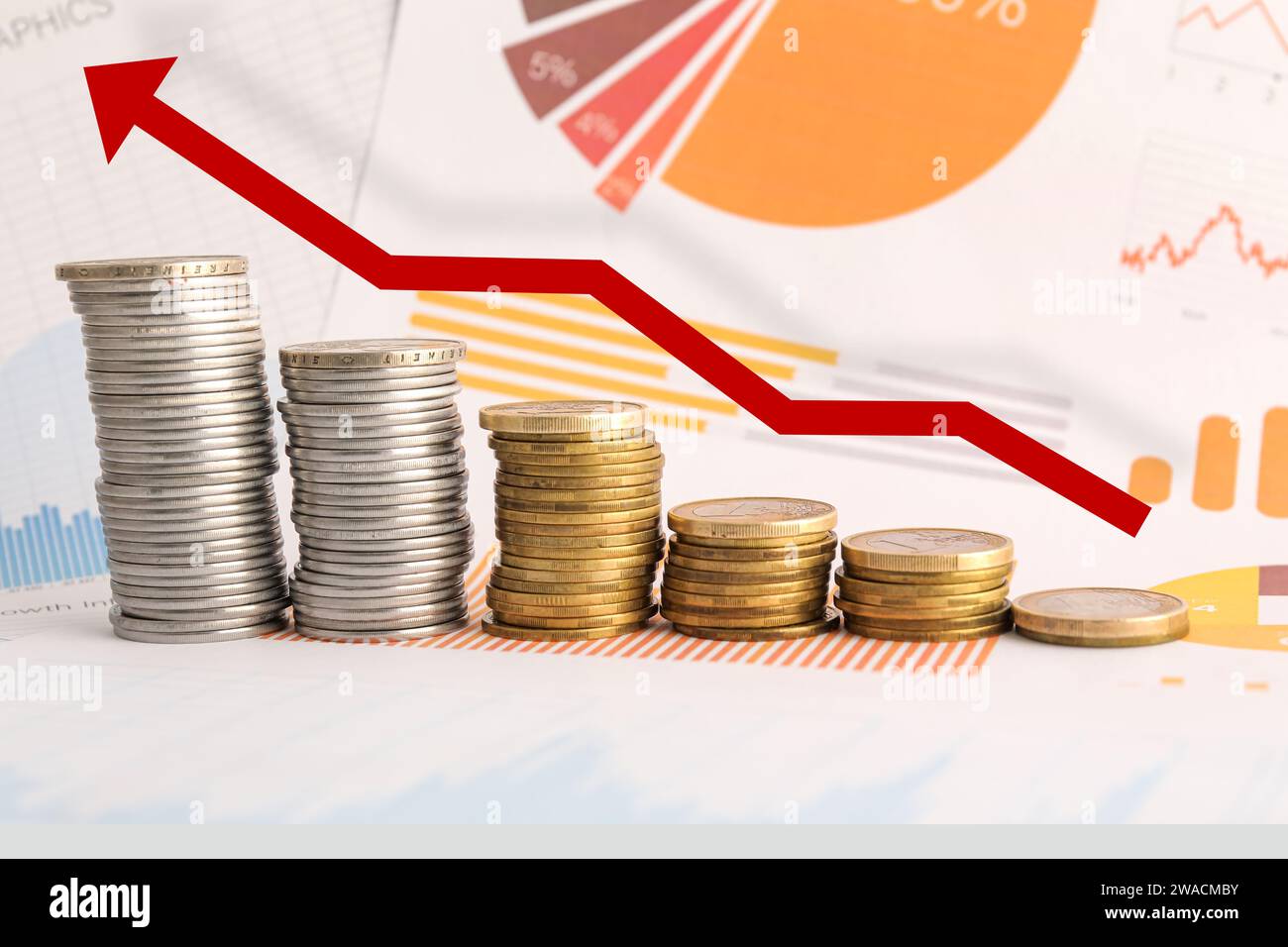 Increasing coins arrow hi-res stock photography and images - Alamy