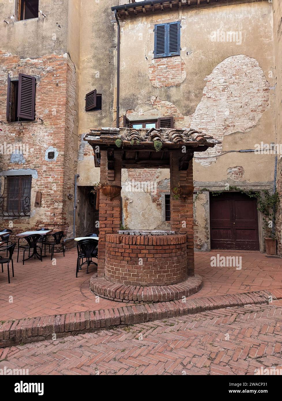 An old water well in the center of old Certaldo in the Tuscany, Italy ...