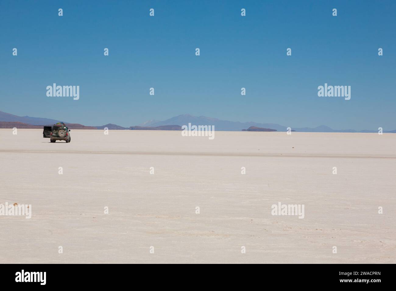 Jeep on Salar de Uyuni, Bolivia. Largest salt flat in the world ...