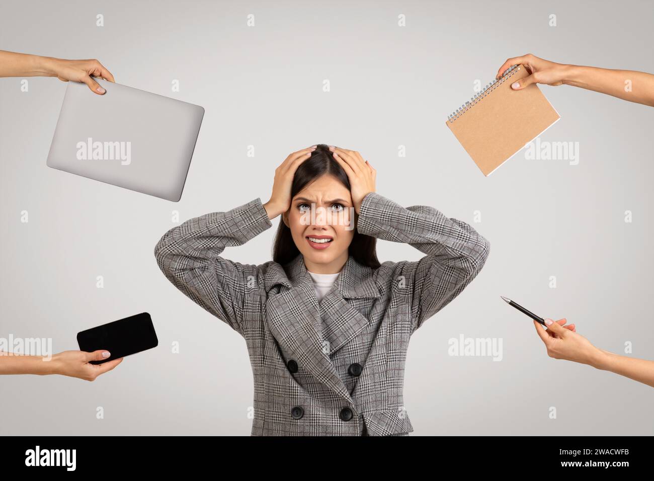 Hands offered hi-res stock photography and images - Alamy