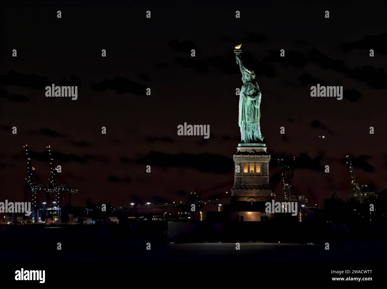 The statue of liberty night buildings hi-res stock photography and ...
