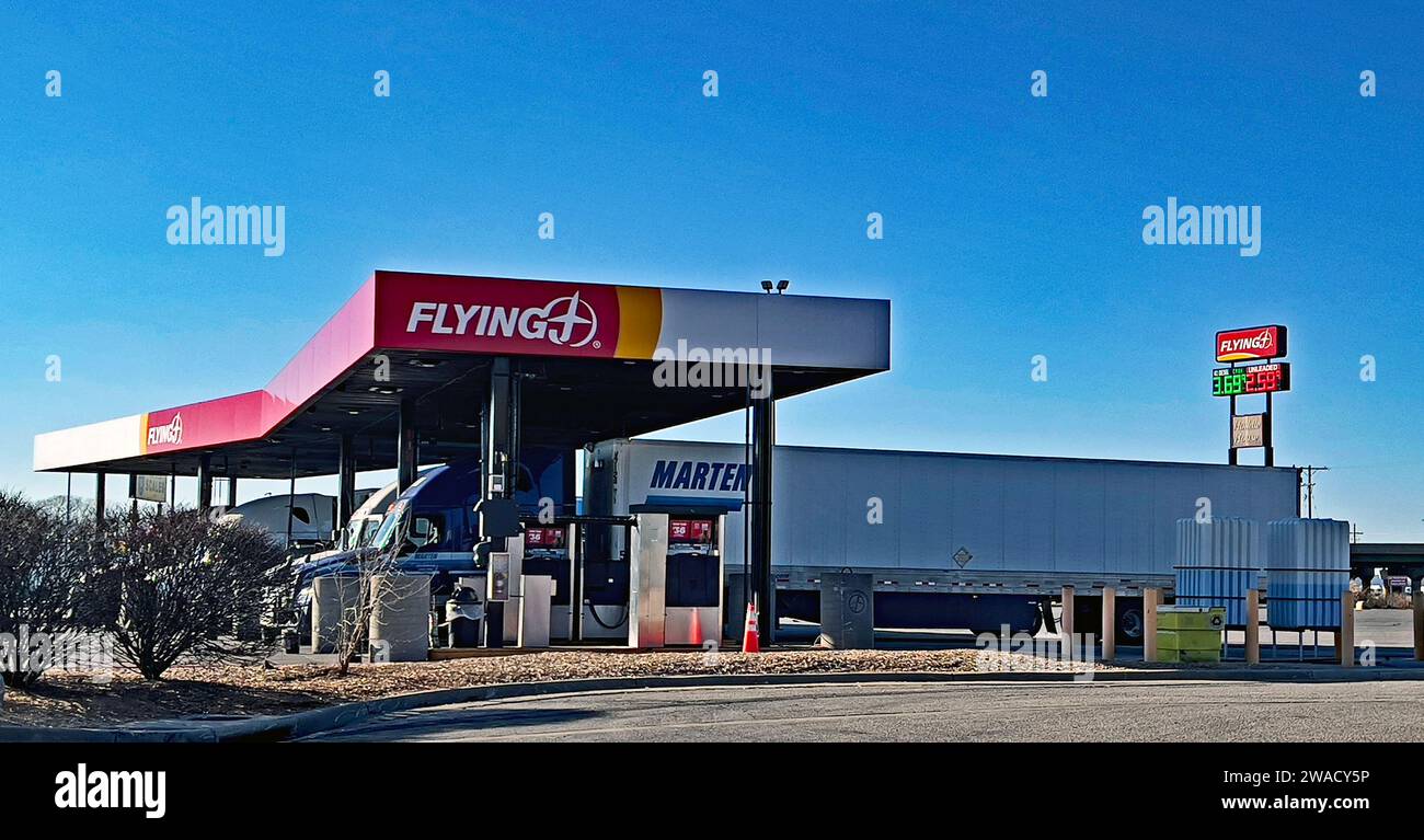 EMPORIA, KANSAS - JANUARY 3, 2024 Cars are lined up at the gas pumps at ...