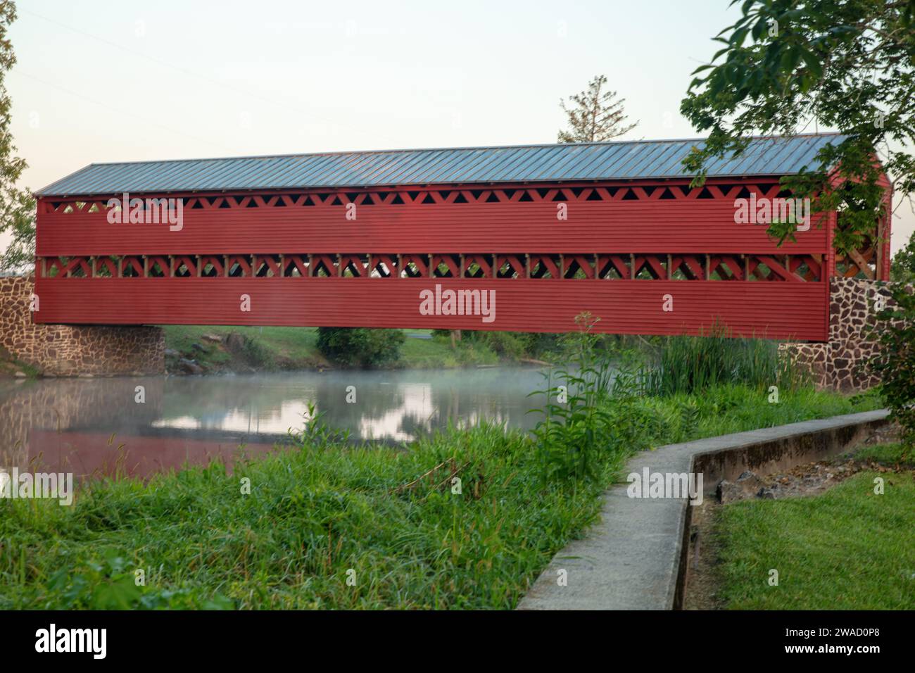 Sach's Covered Bridge Sunrise Fog Stock Photo - Alamy