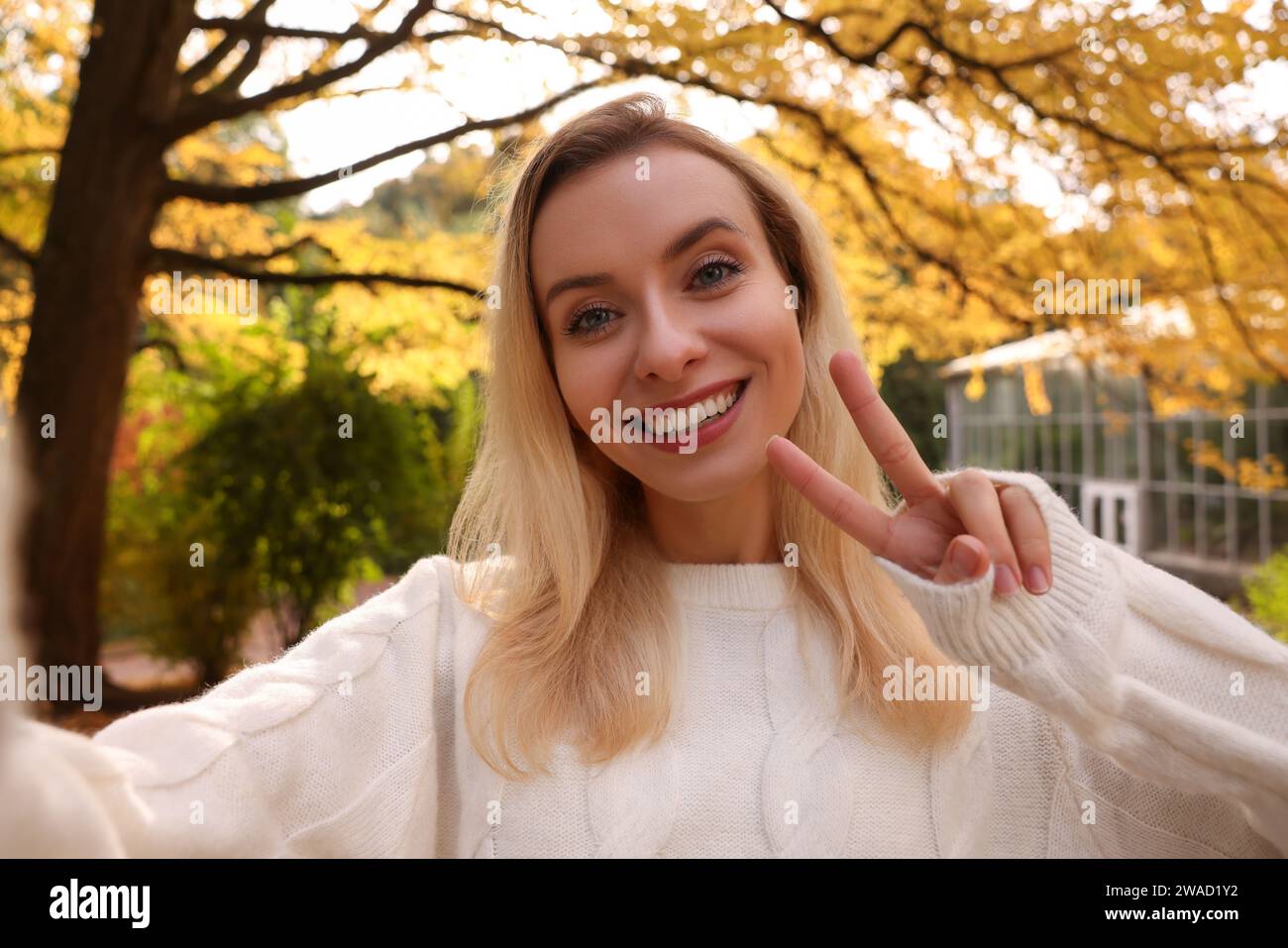 Beautiful blonde girl taking selfie hi-res stock photography and images ...