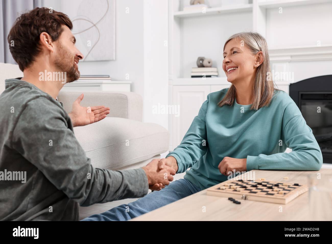 Checkers players hi-res stock photography and images - Alamy