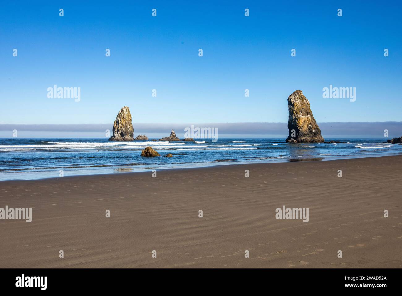USA, Oregon, Rock formations in sea at Cannon Beach Stock Photo - Alamy
