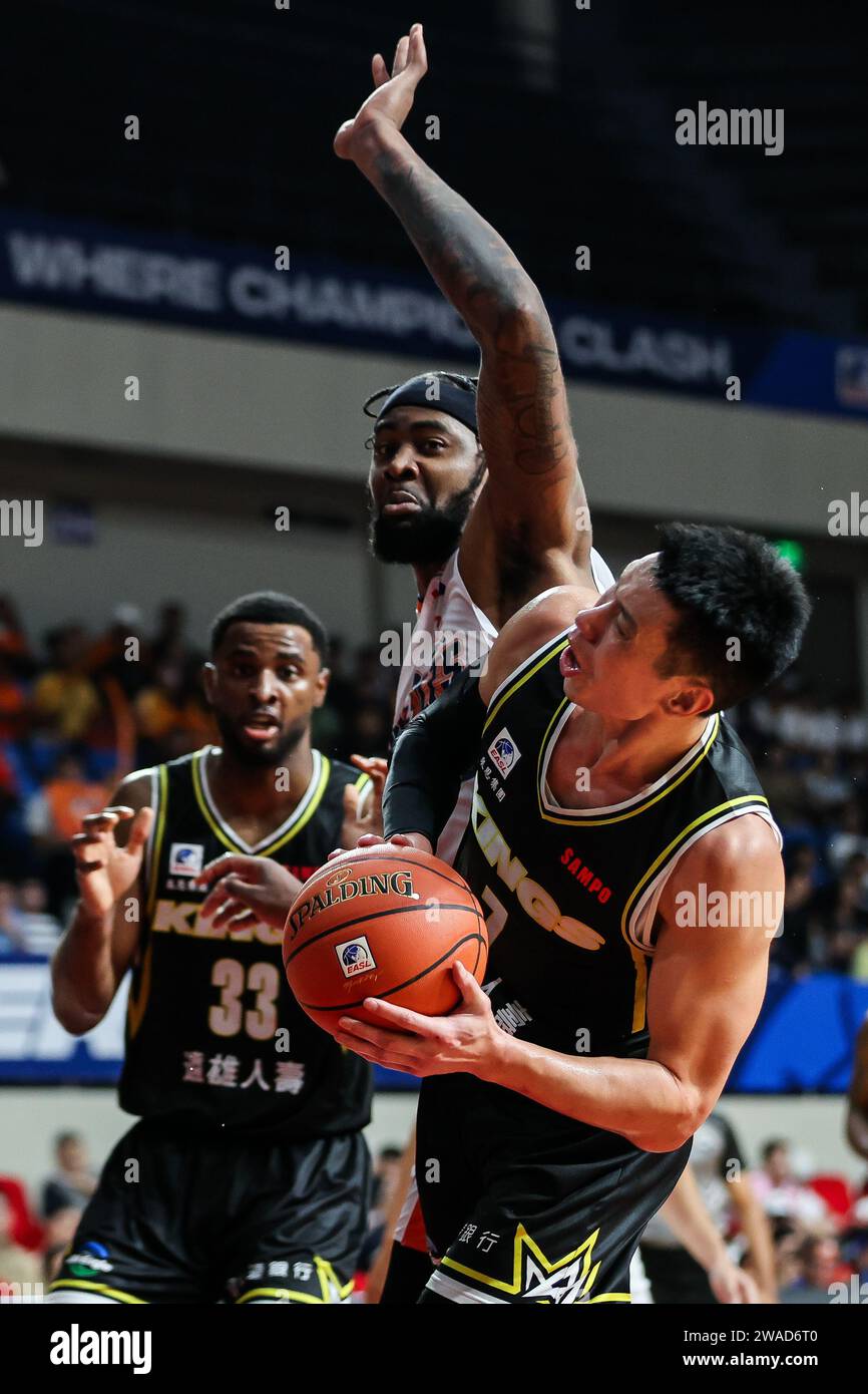 Pasig City, Philippines. 3rd Jan, 2024. Jeremy Lin (R) of New Taipei ...
