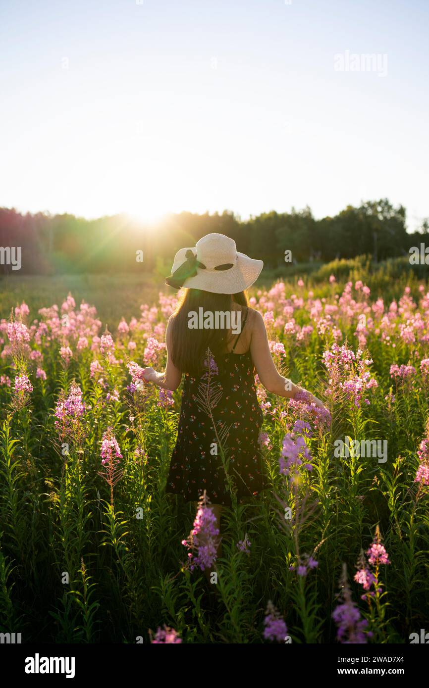 Woman sundress rear view hi-res stock photography and images - Alamy