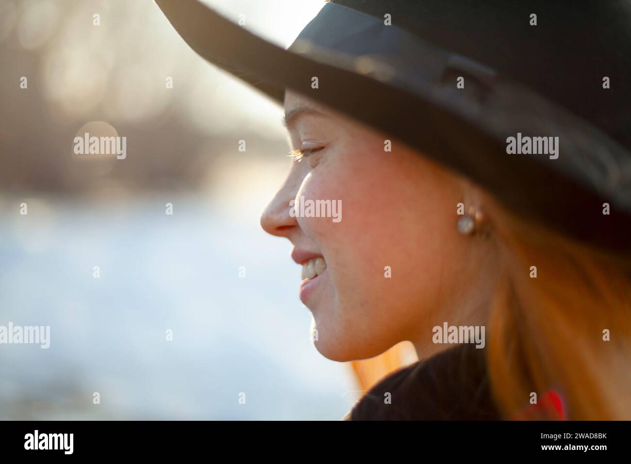 Side profile woman in hat hi-res stock photography and images - Alamy