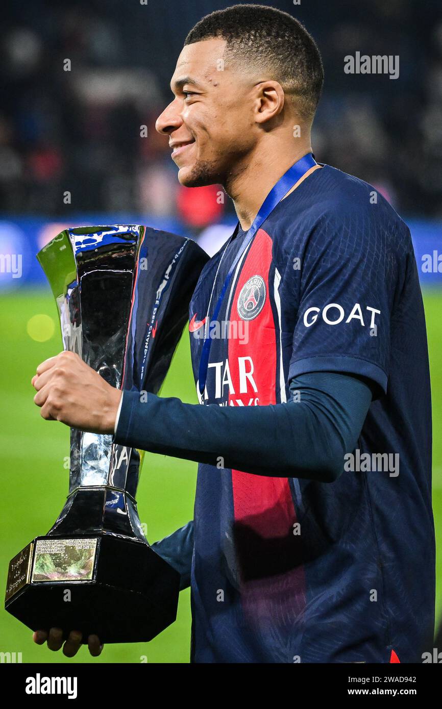 Kylian mbappe trophée hi-res stock photography and images - Alamy