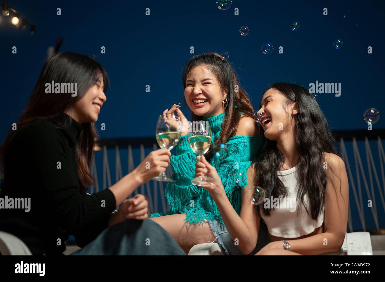 Beautiful people on rooftop bar hi-res stock photography and images - Alamy
