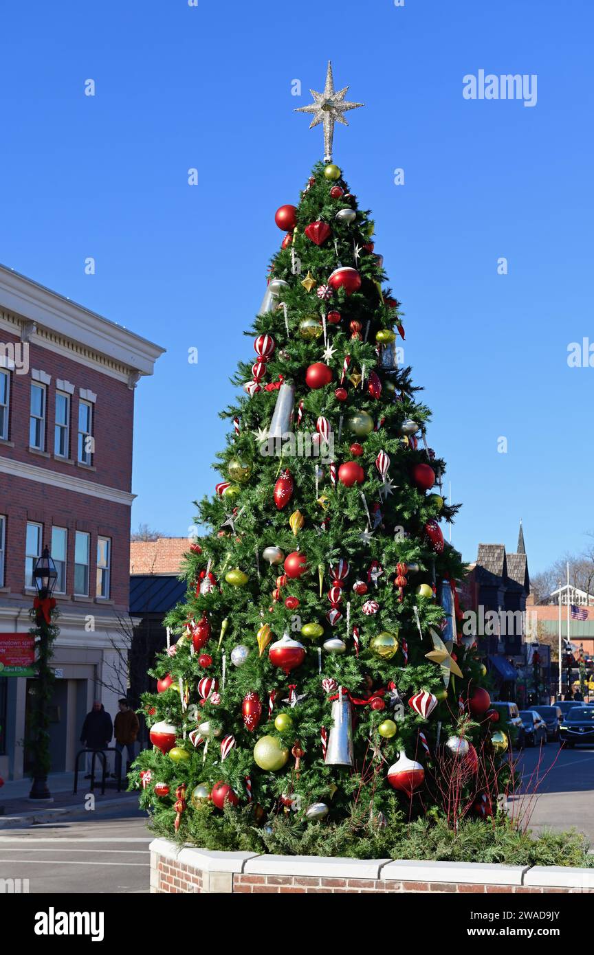 Glen Ellyn, Illinois, USA. A suburban Chicago community's decorated ...