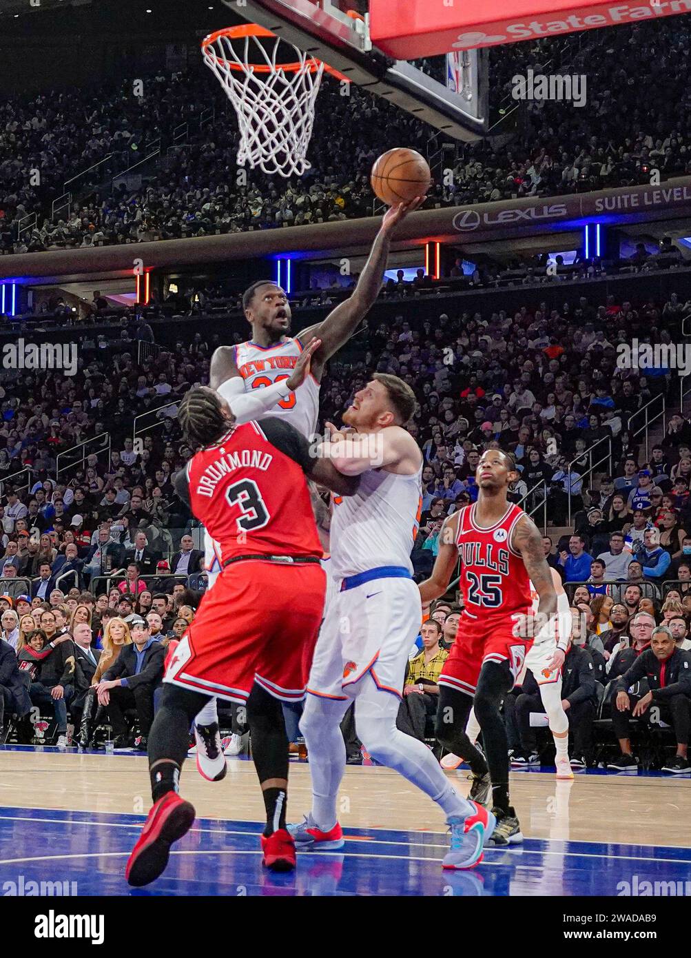 New York Knicks forward Julius Randle (30) shoots over Chicago Bulls ...