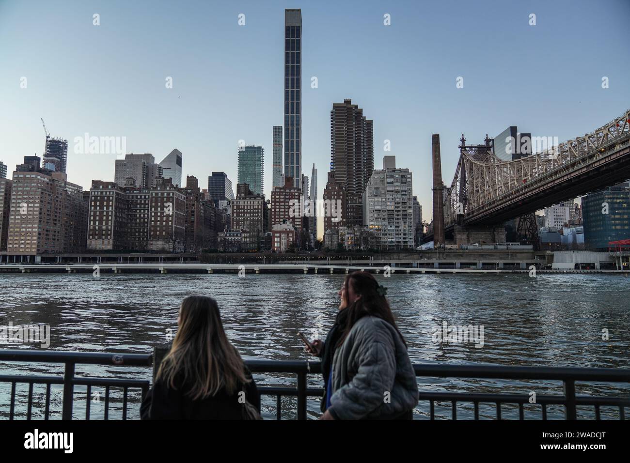 Manhattan, US, 02/01/2024, People watch the daylight view of Manhattan ...