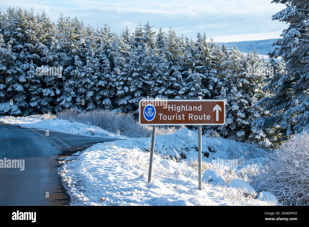 Highland tourist route sign in the snow. Cairngorms, Highlands ...