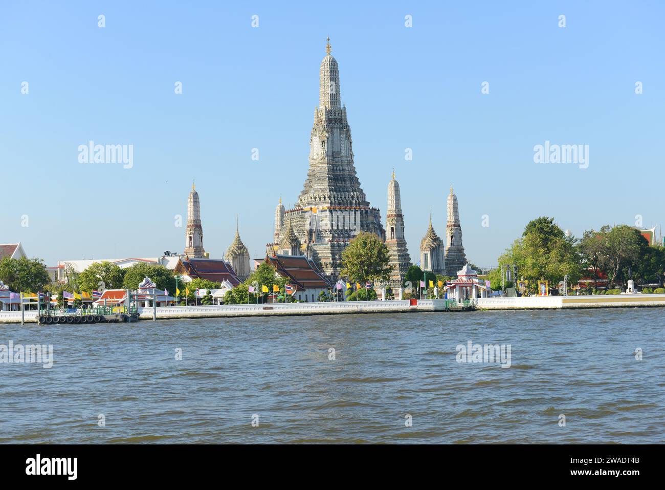Morning view of Wat Arun (Temple of Dawn) in Bangkok, Thailand Stock ...