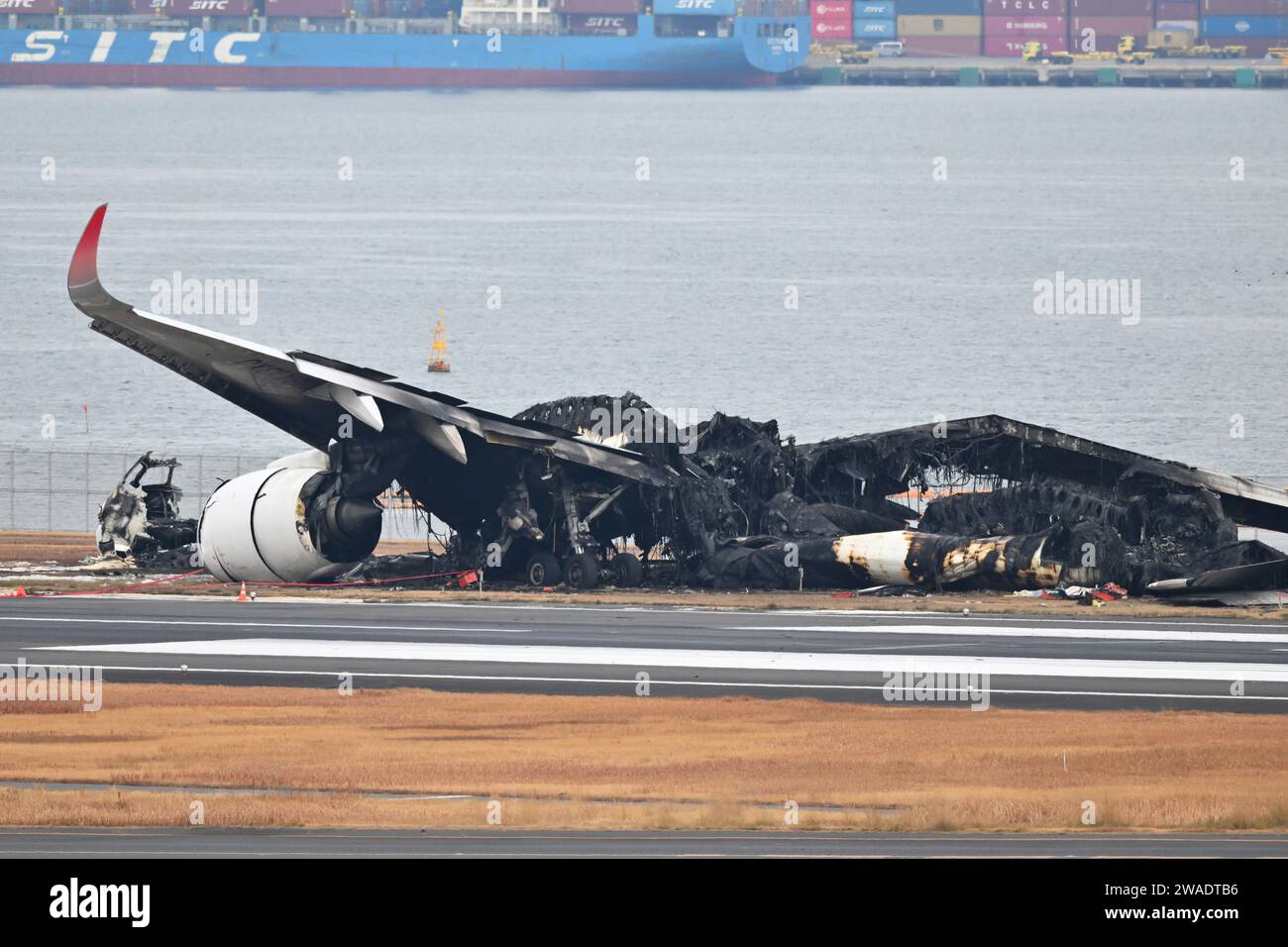 Dhc 8 q300 hi-res stock photography and images - Alamy
