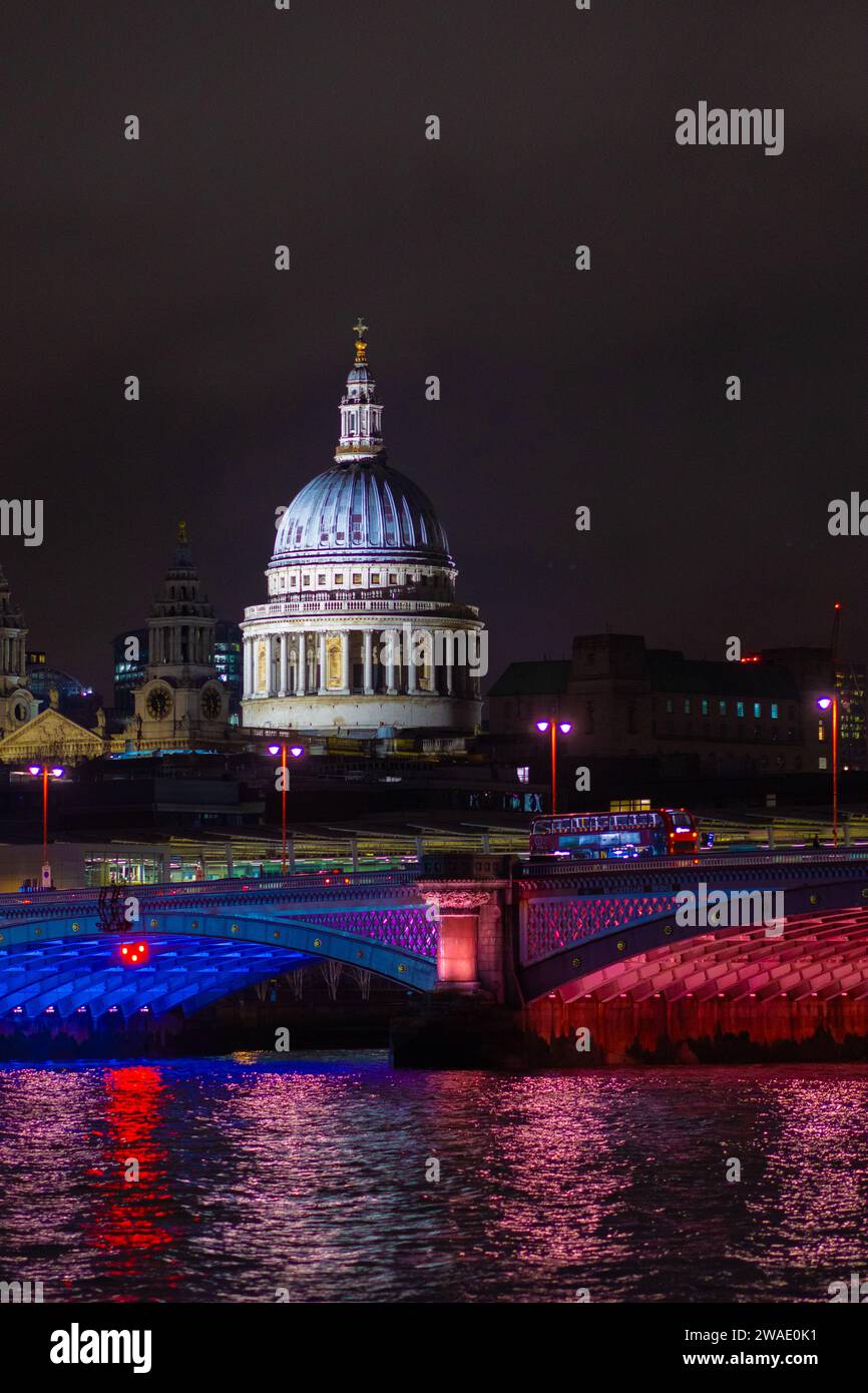 Soutbank london night hi-res stock photography and images - Alamy