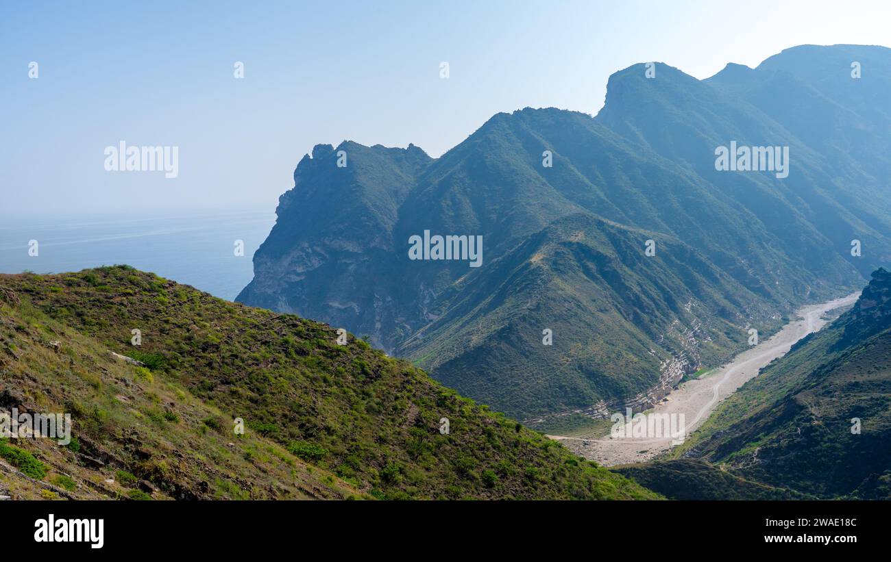 Pathway to Masood Hidden Beach in Salalah, This secret beach is located ...