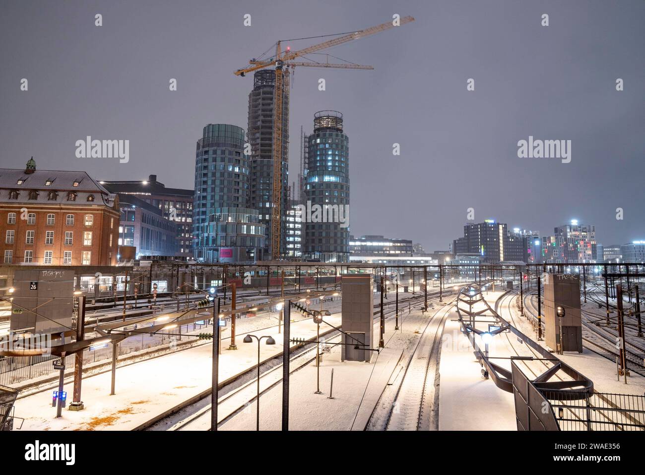 Kopenhagen, Dänemark. 4. Jänner 2024. Schneebedeckte Gleise am ...