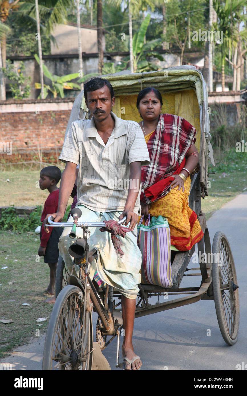 India street cycle bicycle rickshaw hi-res stock photography and images ...