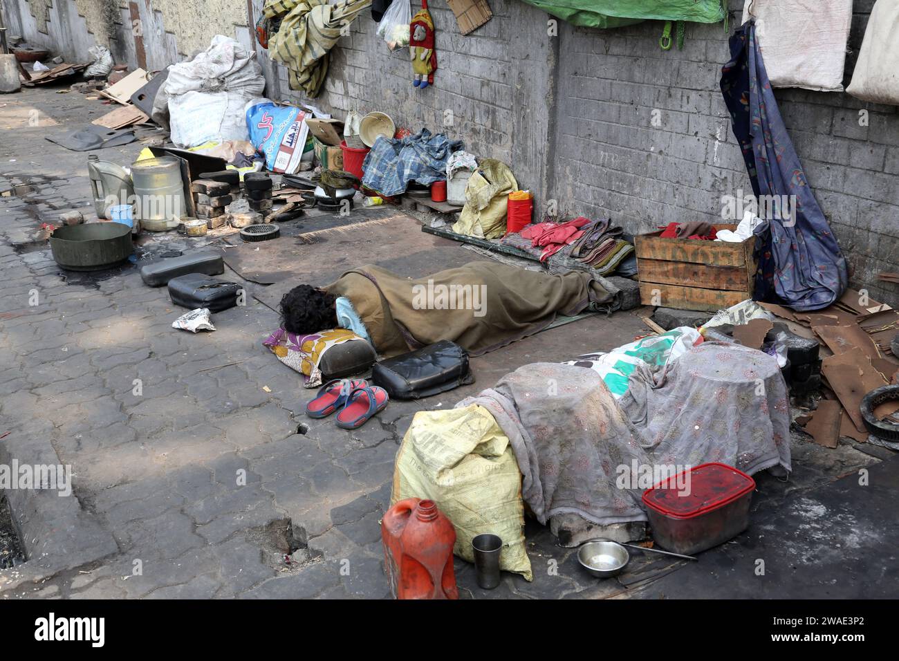Homeless family living on the streets of Kolkata, India Stock Photo - Alamy