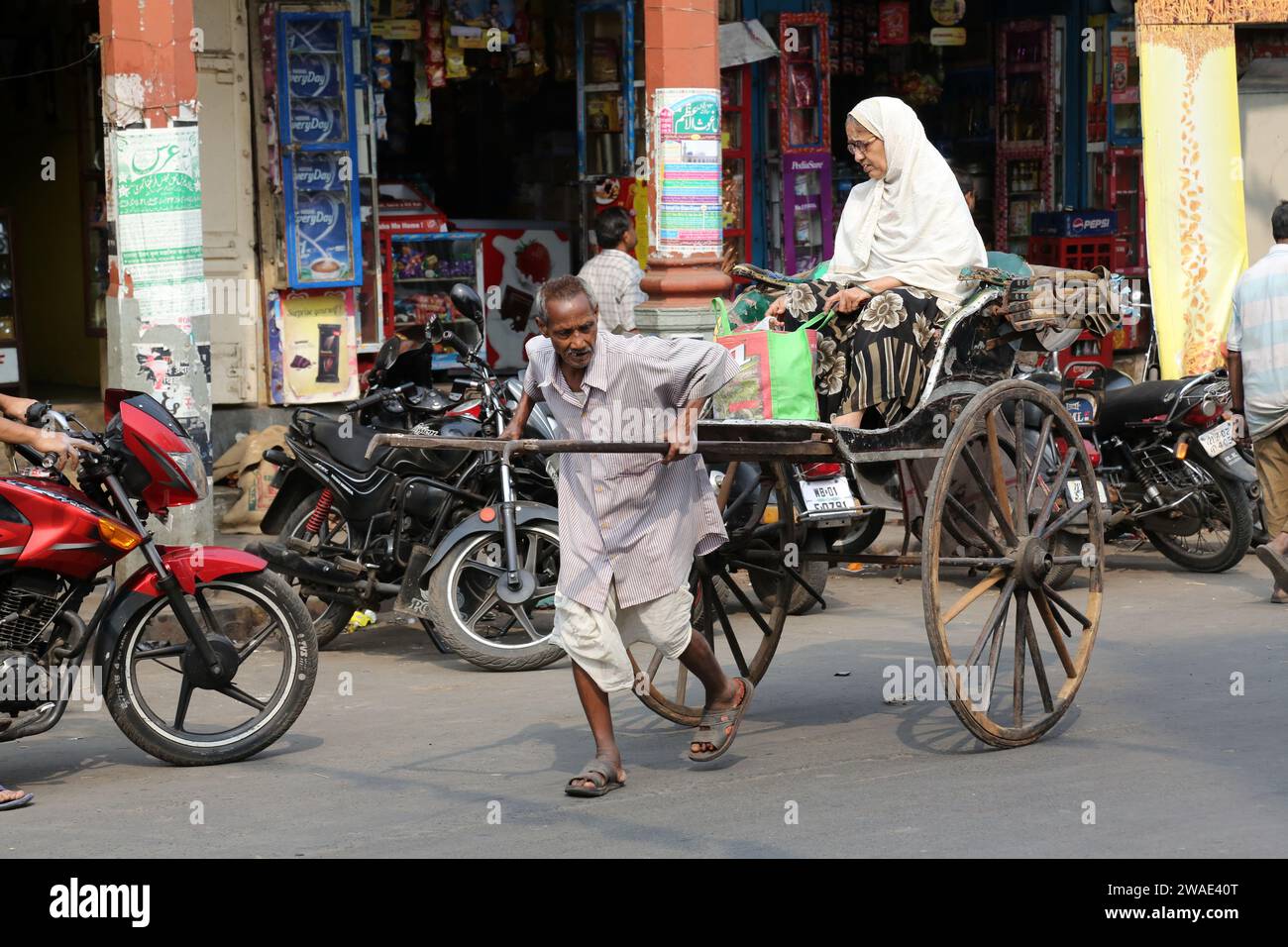 Rickshaw driver working in Kolkata, India Stock Photo - Alamy