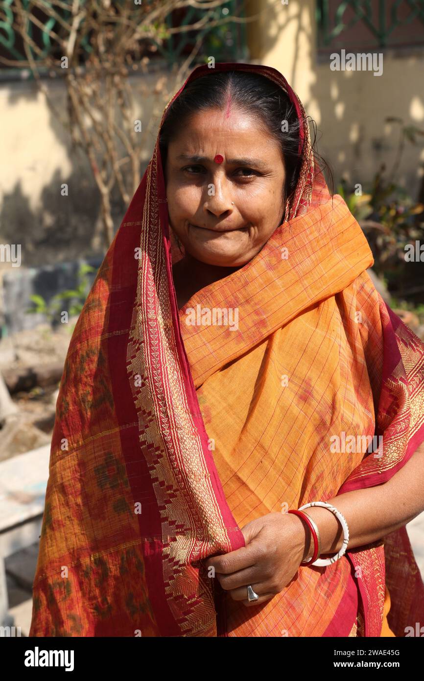 Bengali traditional clothes hi-res stock photography and images - Alamy