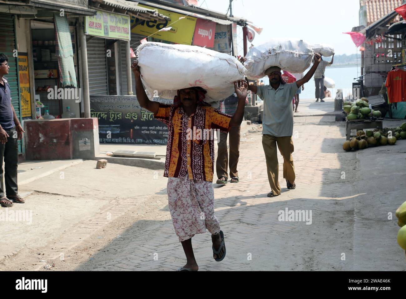 India man carrying goods hi-res stock photography and images - Alamy