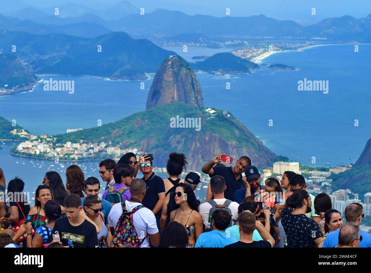 A group of tourists taking pictures with landmarks Stock Photo - Alamy