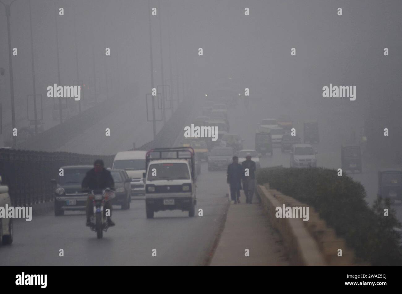 Peshawar, Peshawar, Pakistan. 4th Jan, 2024. Dense fog covers Peshawar ...
