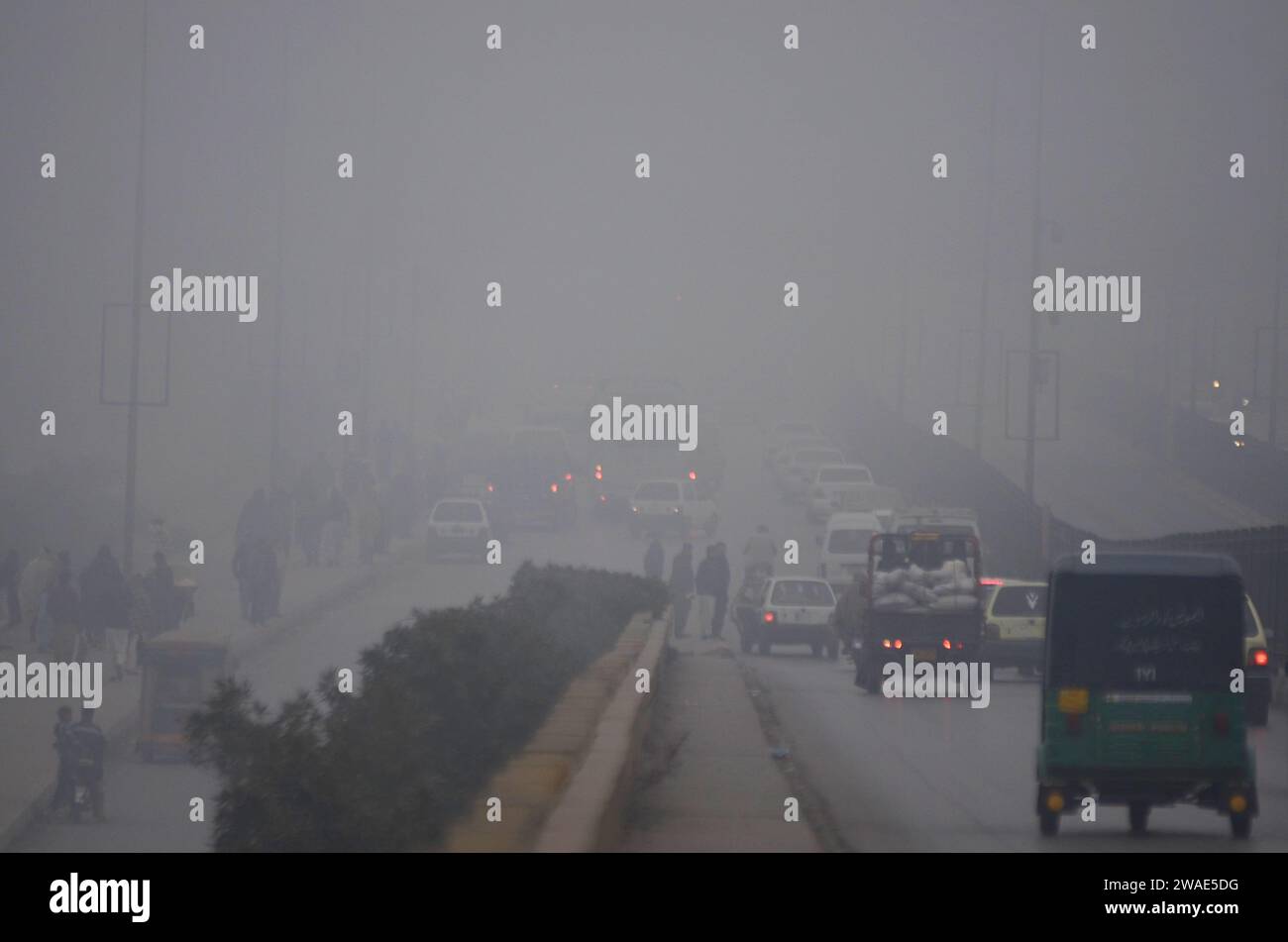 Peshawar, Peshawar, Pakistan. 4th Jan, 2024. Dense fog covers Peshawar as temperatures drop ...