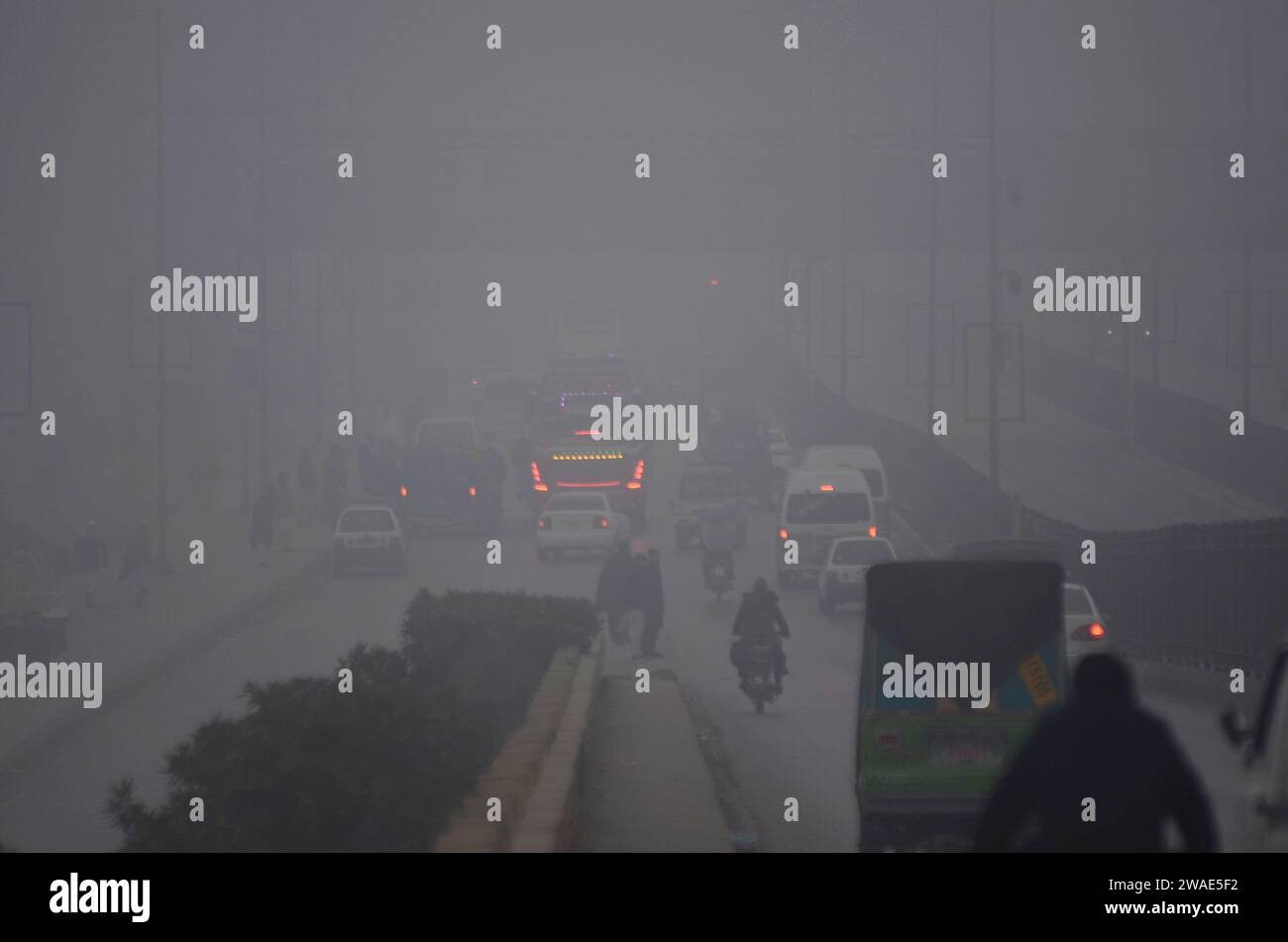 Peshawar, Peshawar, Pakistan. 4th Jan, 2024. Dense fog covers Peshawar ...