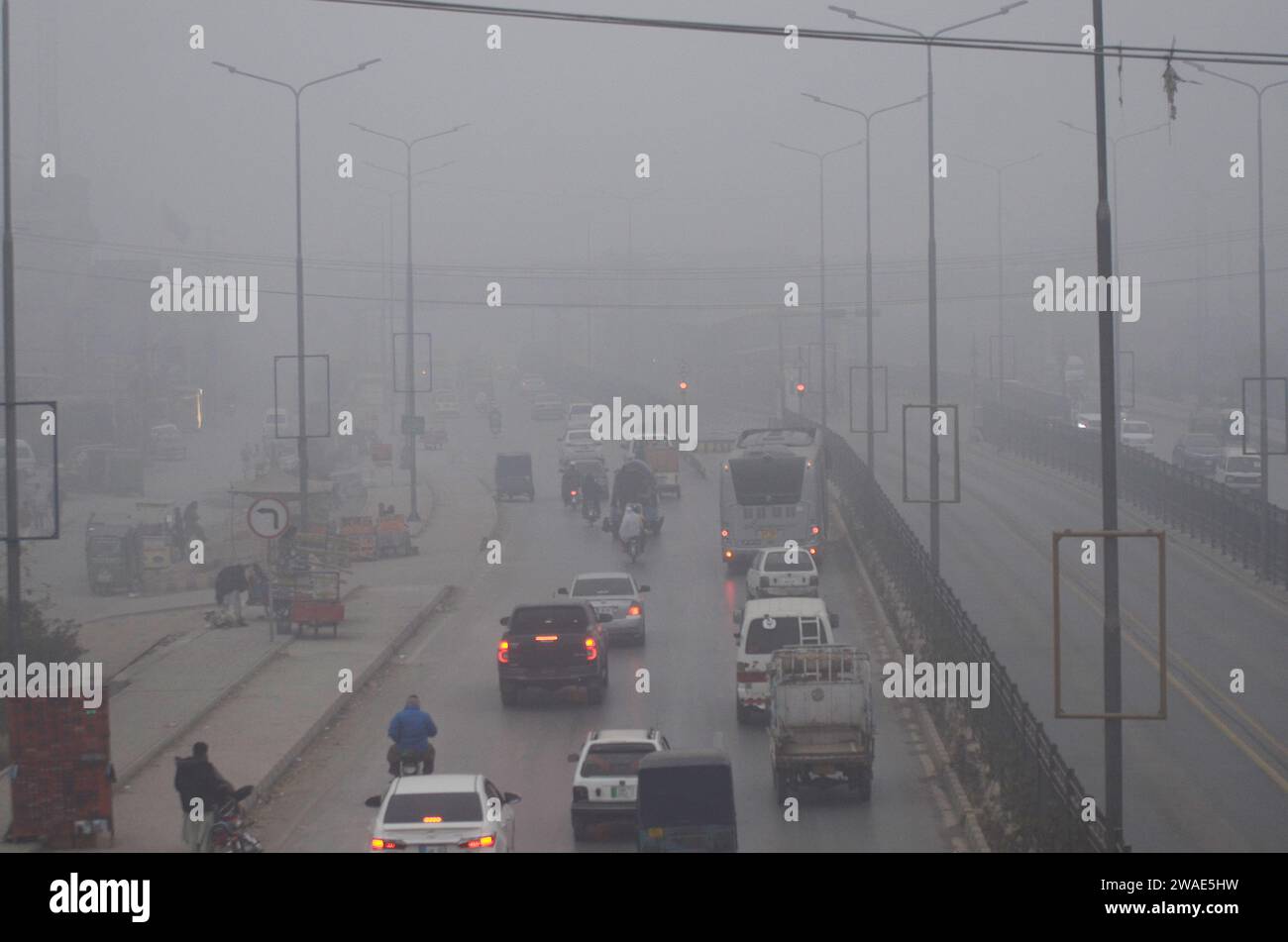 Peshawar, Peshawar, Pakistan. 4th Jan, 2024. Dense fog covers Peshawar ...