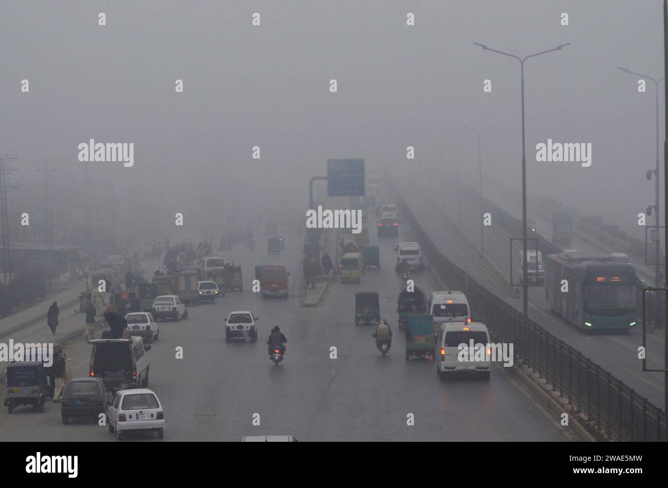 Peshawar, Peshawar, Pakistan. 4th Jan, 2024. Dense fog covers Peshawar ...