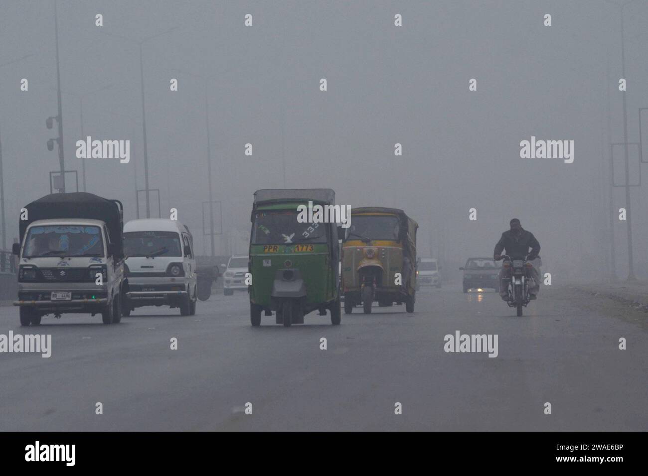 Peshawar, Peshawar, Pakistan. 4th Jan, 2024. Dense fog covers Peshawar as temperatures drop ...