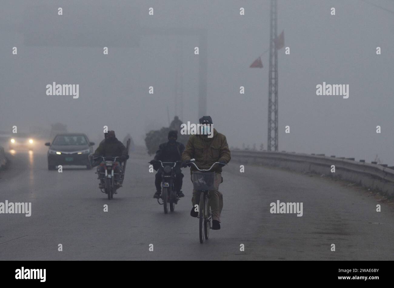 Peshawar, Peshawar, Pakistan. 4th Jan, 2024. Dense fog covers Peshawar as temperatures drop ...