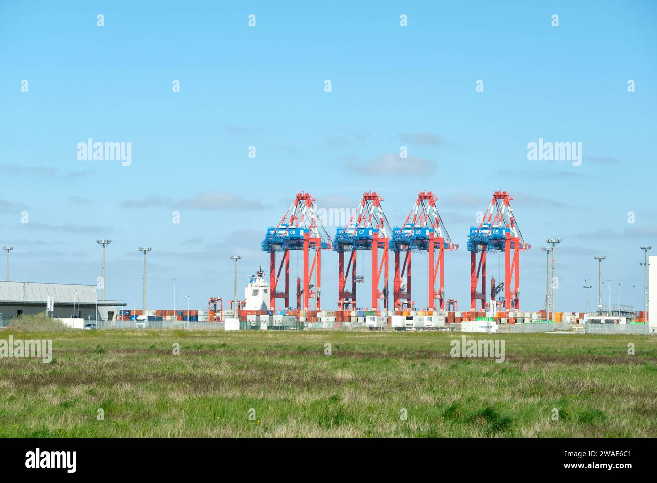 Container loading cranes at the industrial Jade Weser deep water port, cargo shipping ports in ...