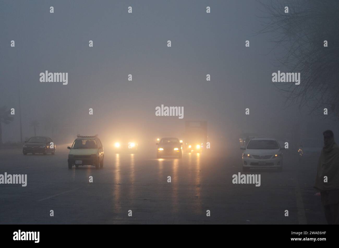 Peshawar, Peshawar, Pakistan. 4th Jan, 2024. Dense fog covers Peshawar ...