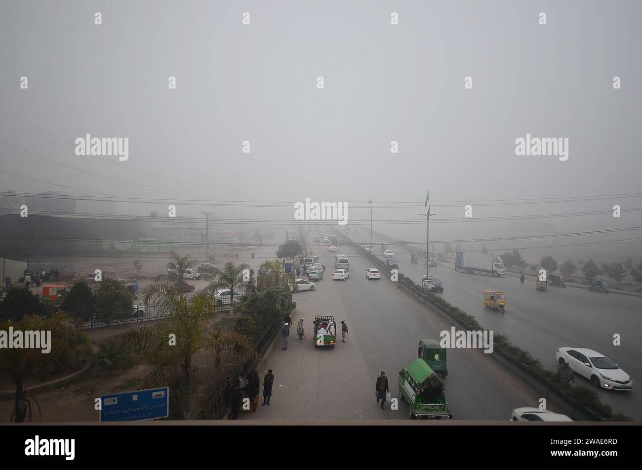 Peshawar, Peshawar, Pakistan. 4th Jan, 2024. Dense fog covers Peshawar as temperatures drop ...