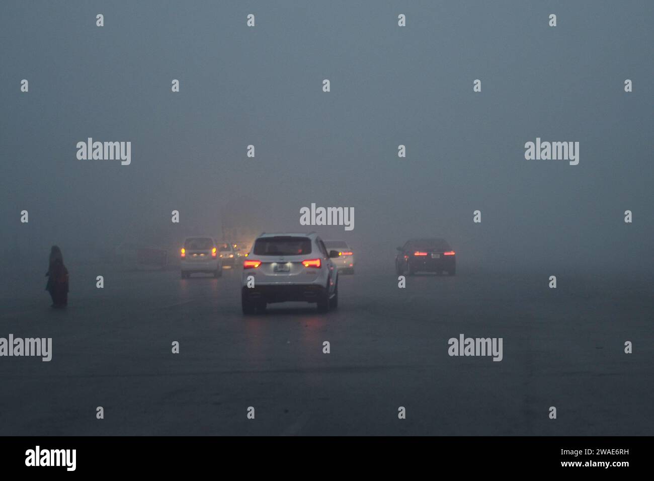 Peshawar, Peshawar, Pakistan. 4th Jan, 2024. Dense fog covers Peshawar ...