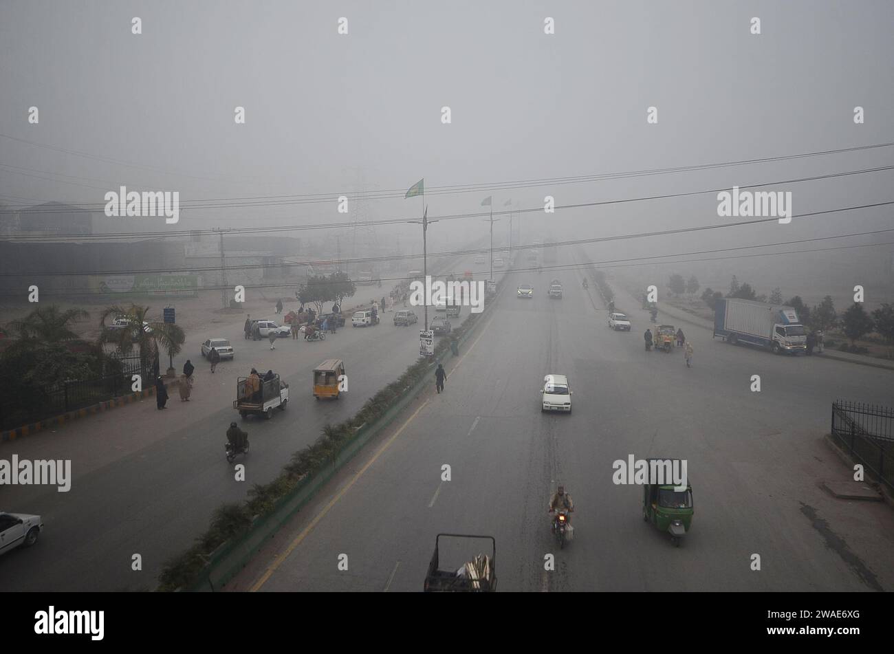 Peshawar, Peshawar, Pakistan. 4th Jan, 2024. Dense fog covers Peshawar ...