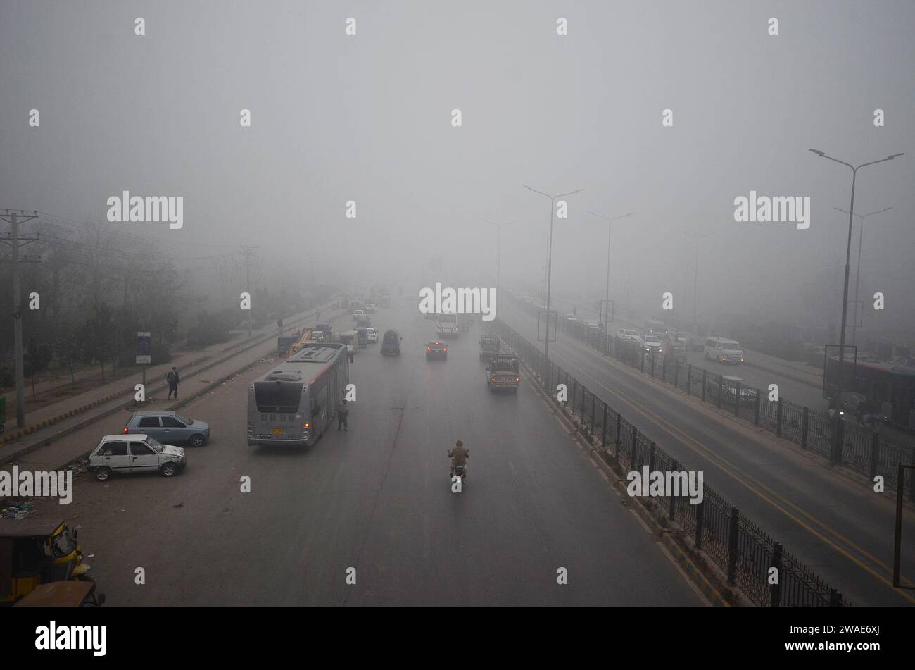 Peshawar, Peshawar, Pakistan. 4th Jan, 2024. Dense fog covers Peshawar ...