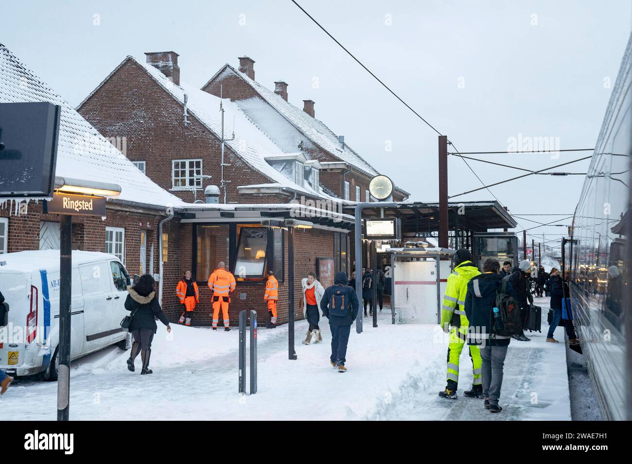 Ringsted, Dänemark. 4. Jänner 2024. Schneebedeckter Hauptbahnhof von ...