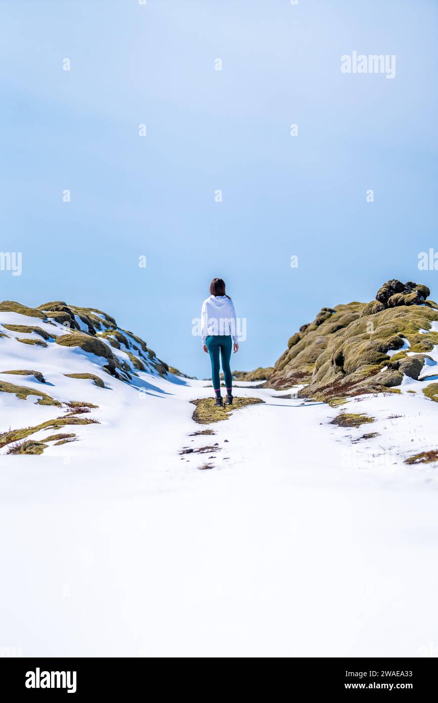 Woman back facing camera hi-res stock photography and images - Alamy