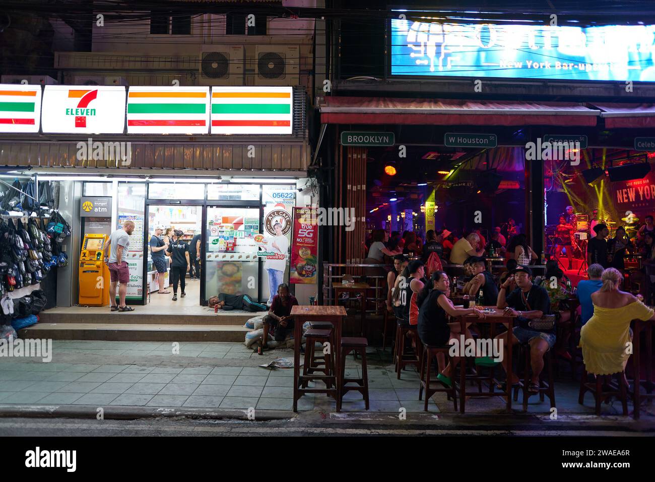 7 eleven night hi-res stock photography and images - Alamy