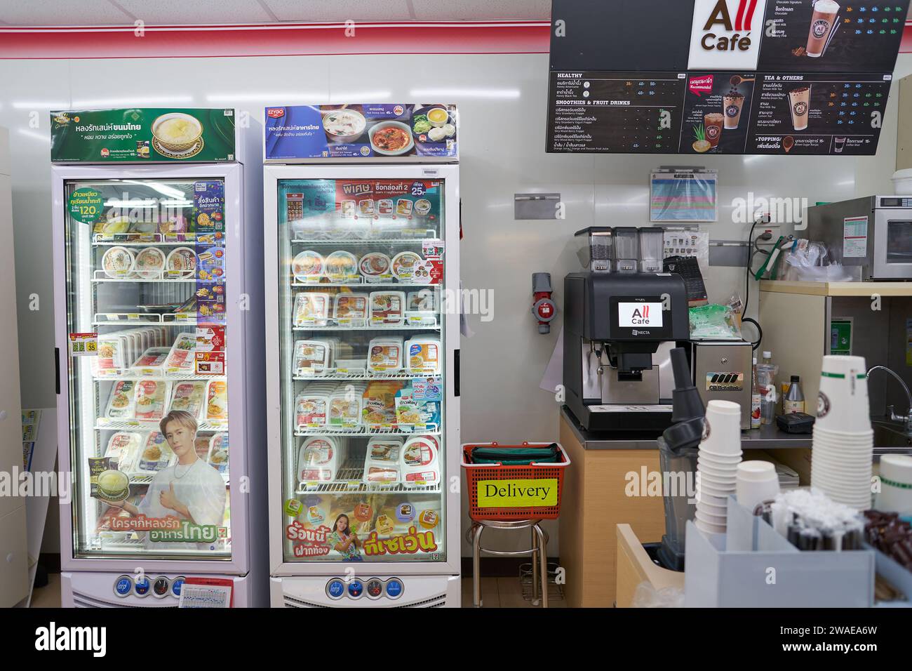 Seven eleven inside hi-res stock photography and images - Alamy