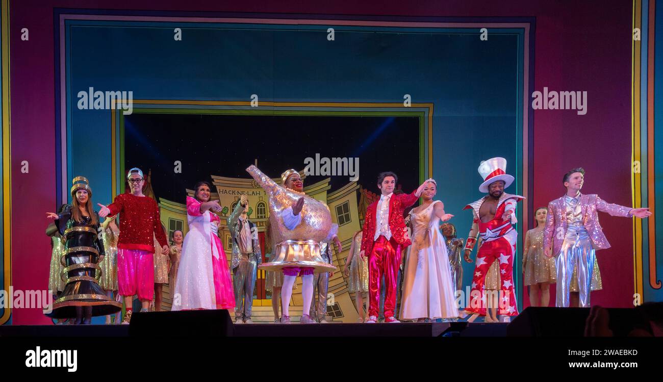 Clive Rowe as Widow Twankey, curtain call, Aladdin pantomime, Empire ...