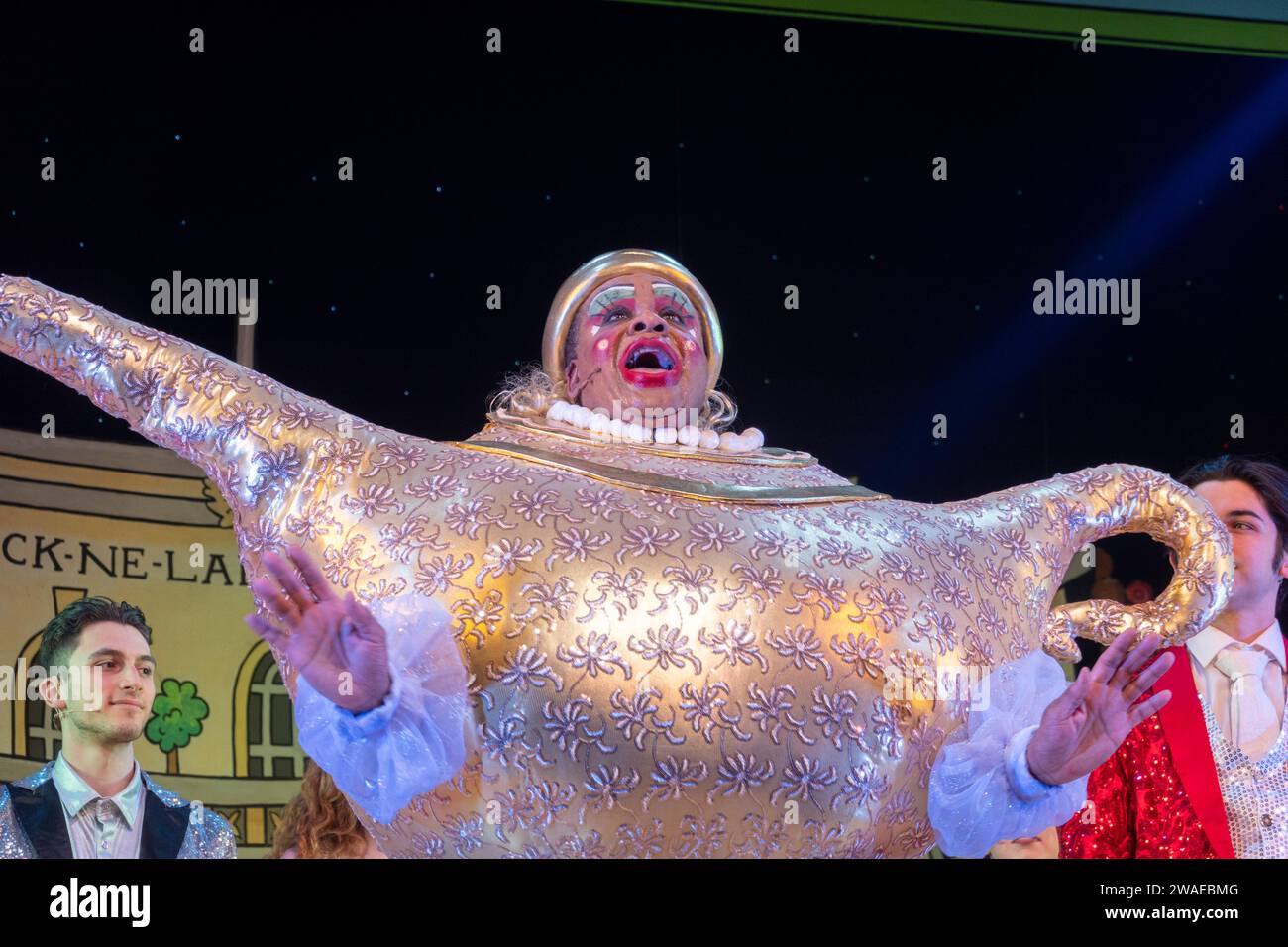 Clive Rowe as Widow Twankey, curtain call, Aladdin pantomime, Empire ...